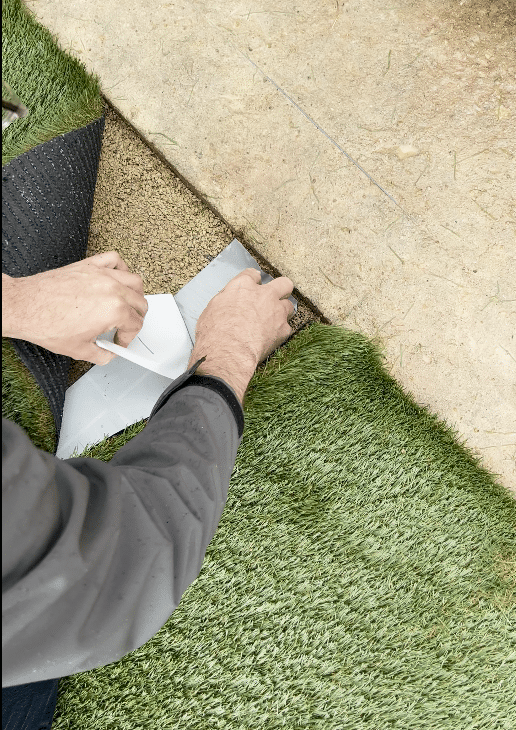 Bande de jonction pré-encollée pour gazon synthétique